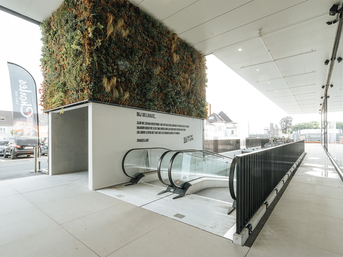 Strakke vormgeving met veel lichtinval en groengevel